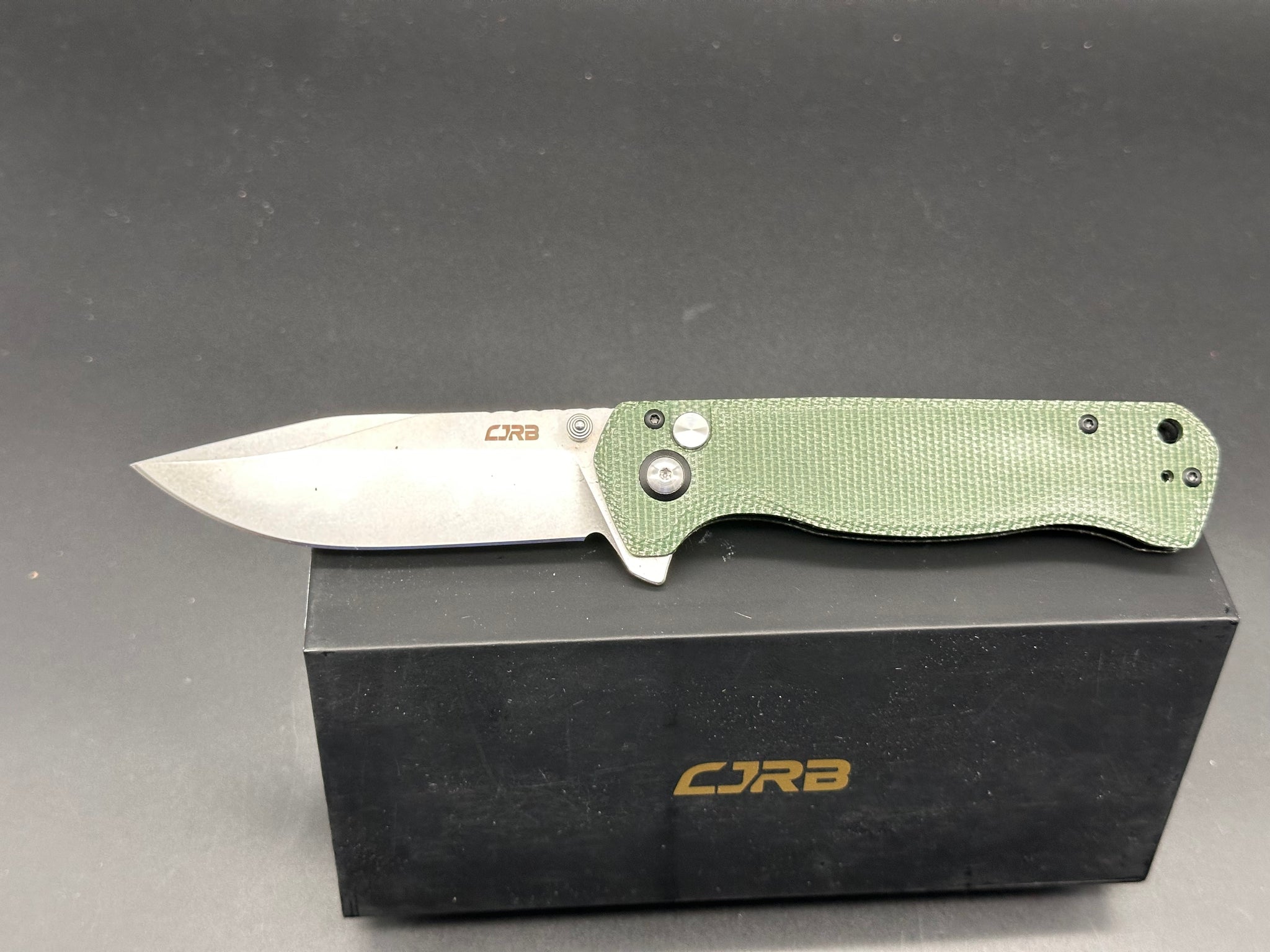 CJRB CHORD BUTTON LOCK FOLDING KNIFE GREEN MICARTA HANDLE AR-RPM9 PLAI