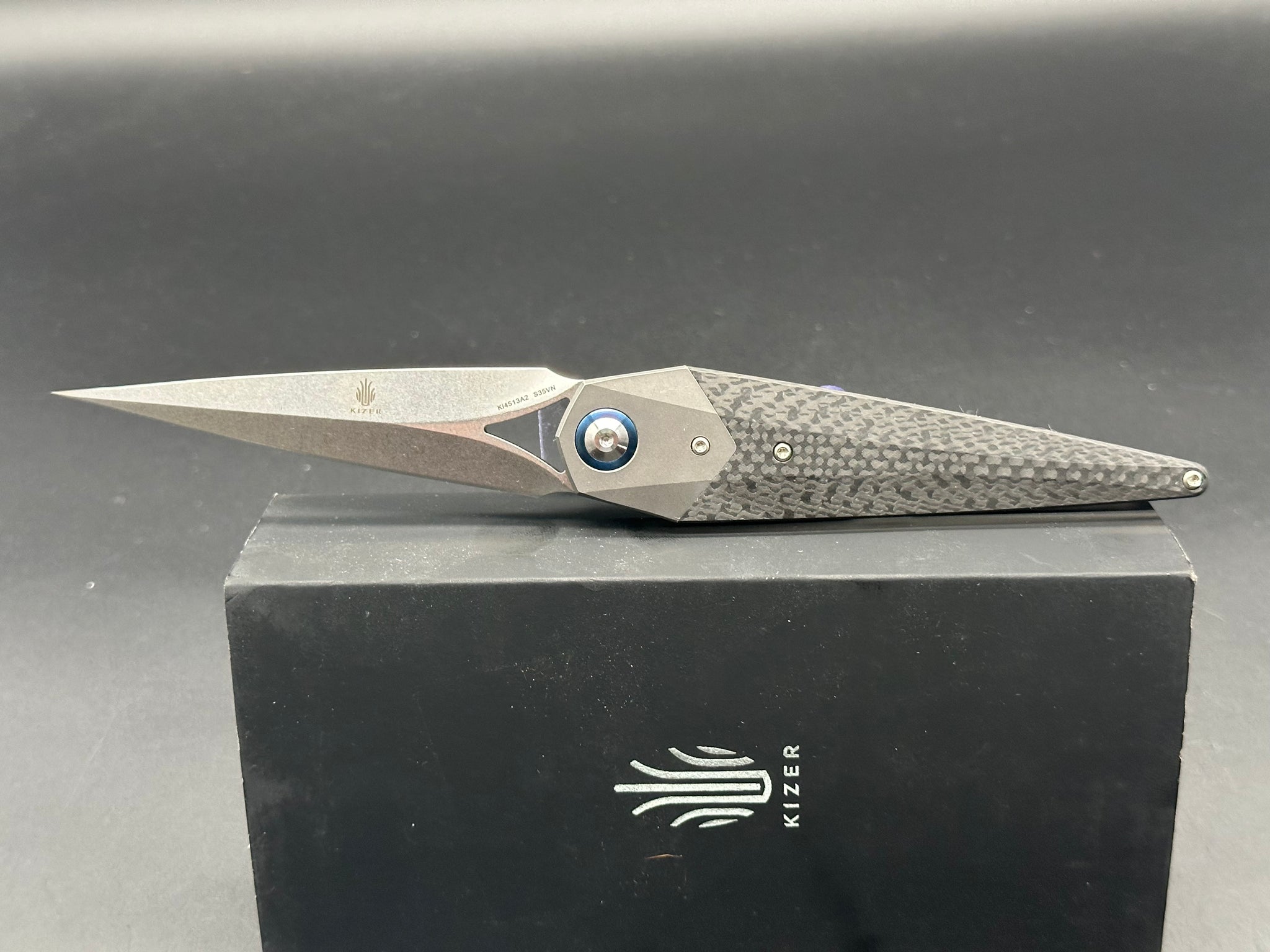 Kizer - Soze Grey Ti Frame & Bolster + Carbon Fiber Handle/Dagger Sati