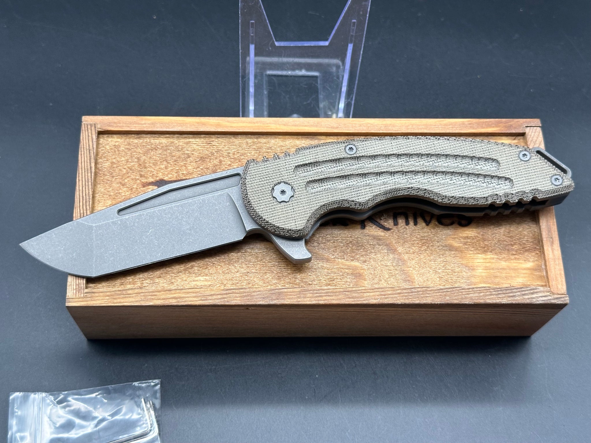 Jake Hoback Husky, Nitro V stonewash blade, titanium green micarta han