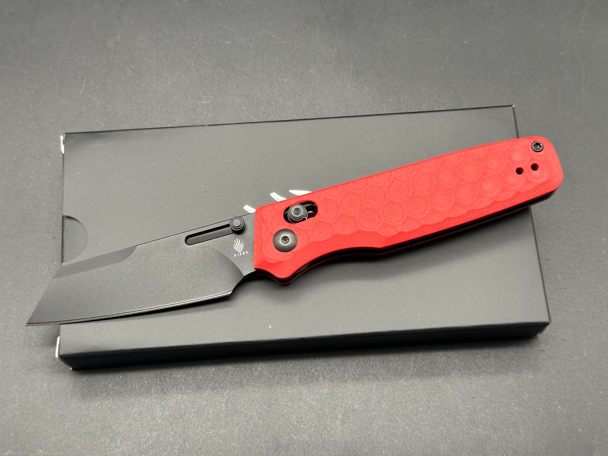 KIZER TASK FOLDING KNIFE RED G10 HANDLE NITRO-V SHEEPSFOOT PLAIN BLACK