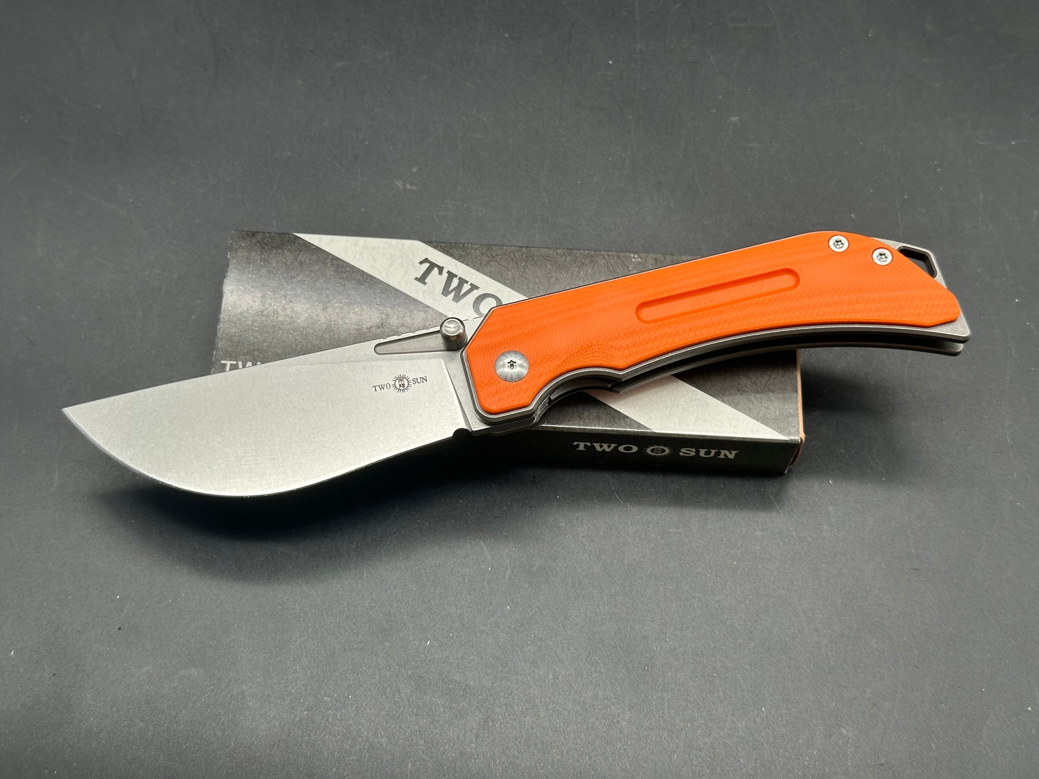 TwoSun TS472 Wong design, liner lock, titanium and orange G10 scales,