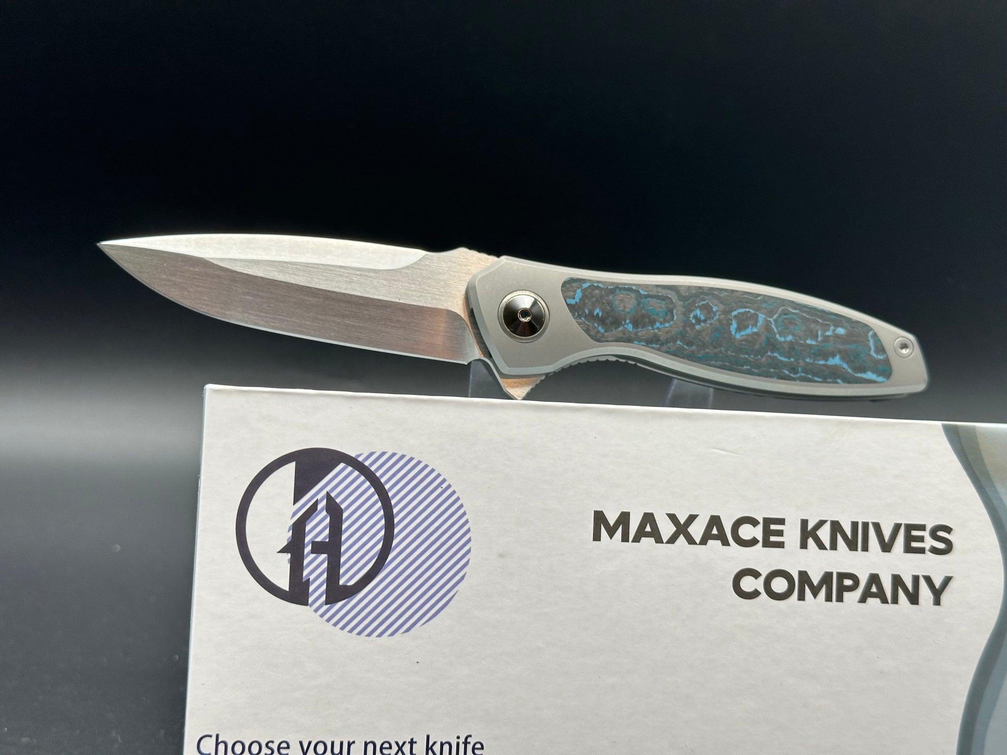 MAXACE PERSEUS FOLDING KNIFE GREY TITANIUM HANDLE BLUE CARBON FIBER IN