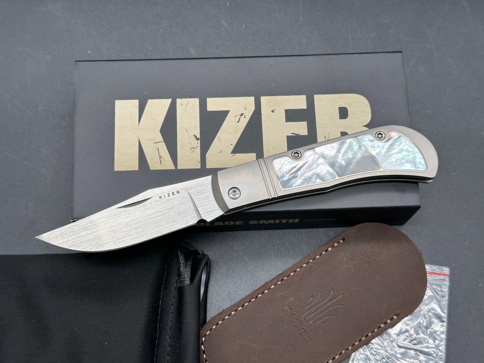 KIZER TRESTLE PEARL TITANIUM HANDLE S45VN CLIP POINT PLAIN EDGE