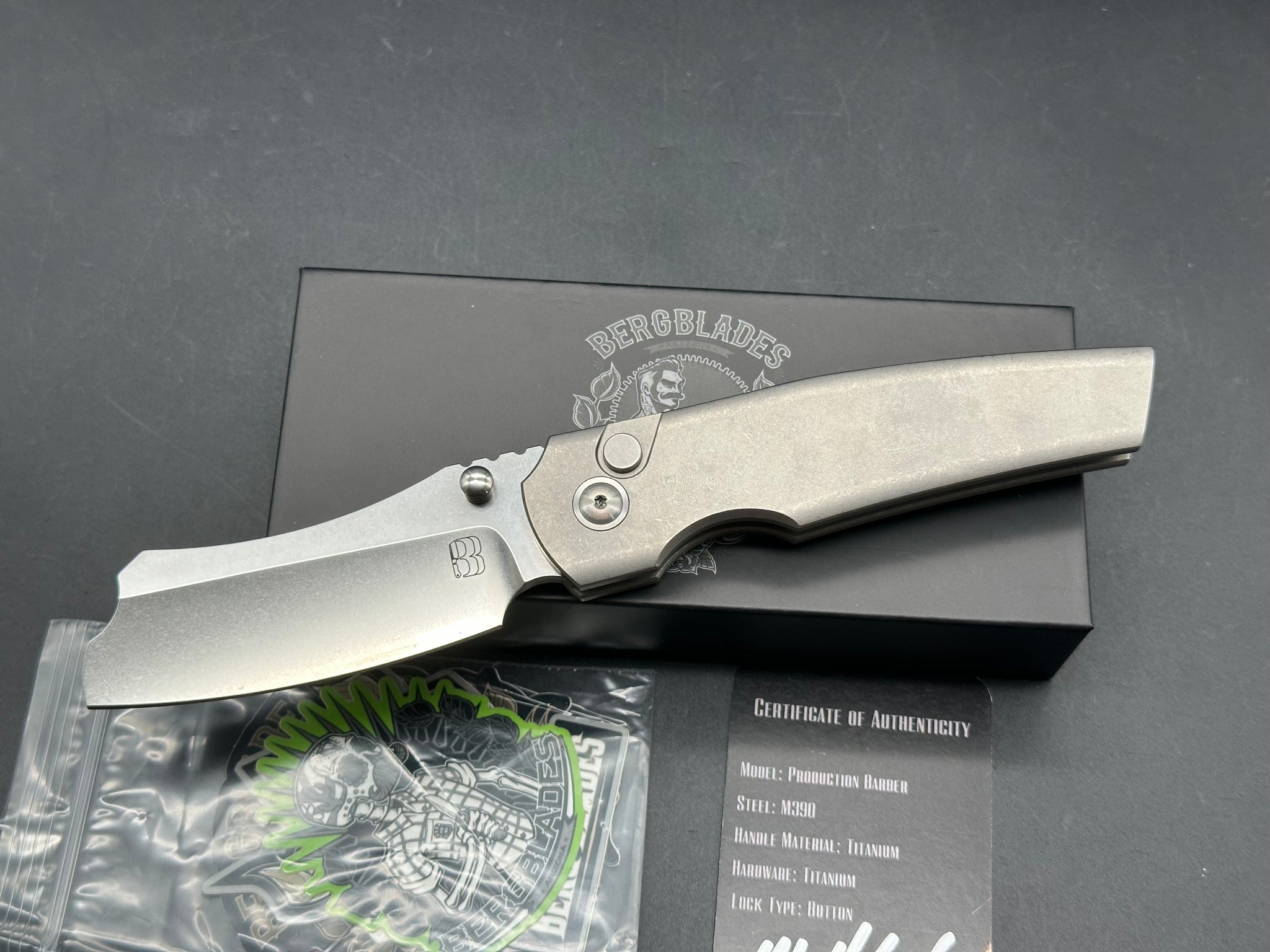 Berg Blades Button Lock Barber #15, Bright Stonewashed Hollow Ground M