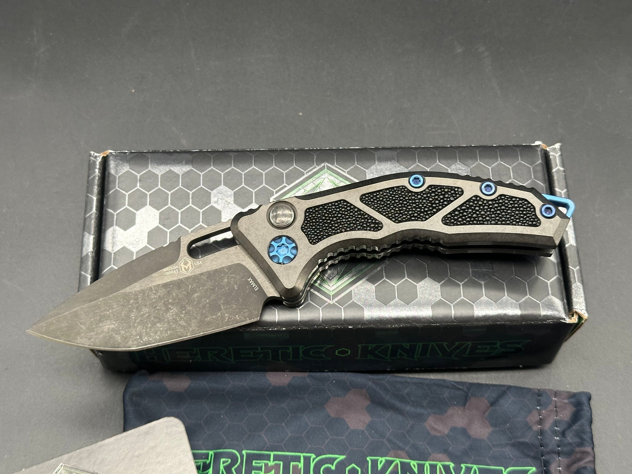 HERETIC KNIVES MEDUSA AUTO KNIFE DLC TITANIUM HANDLES WITH RAY SKIN IN