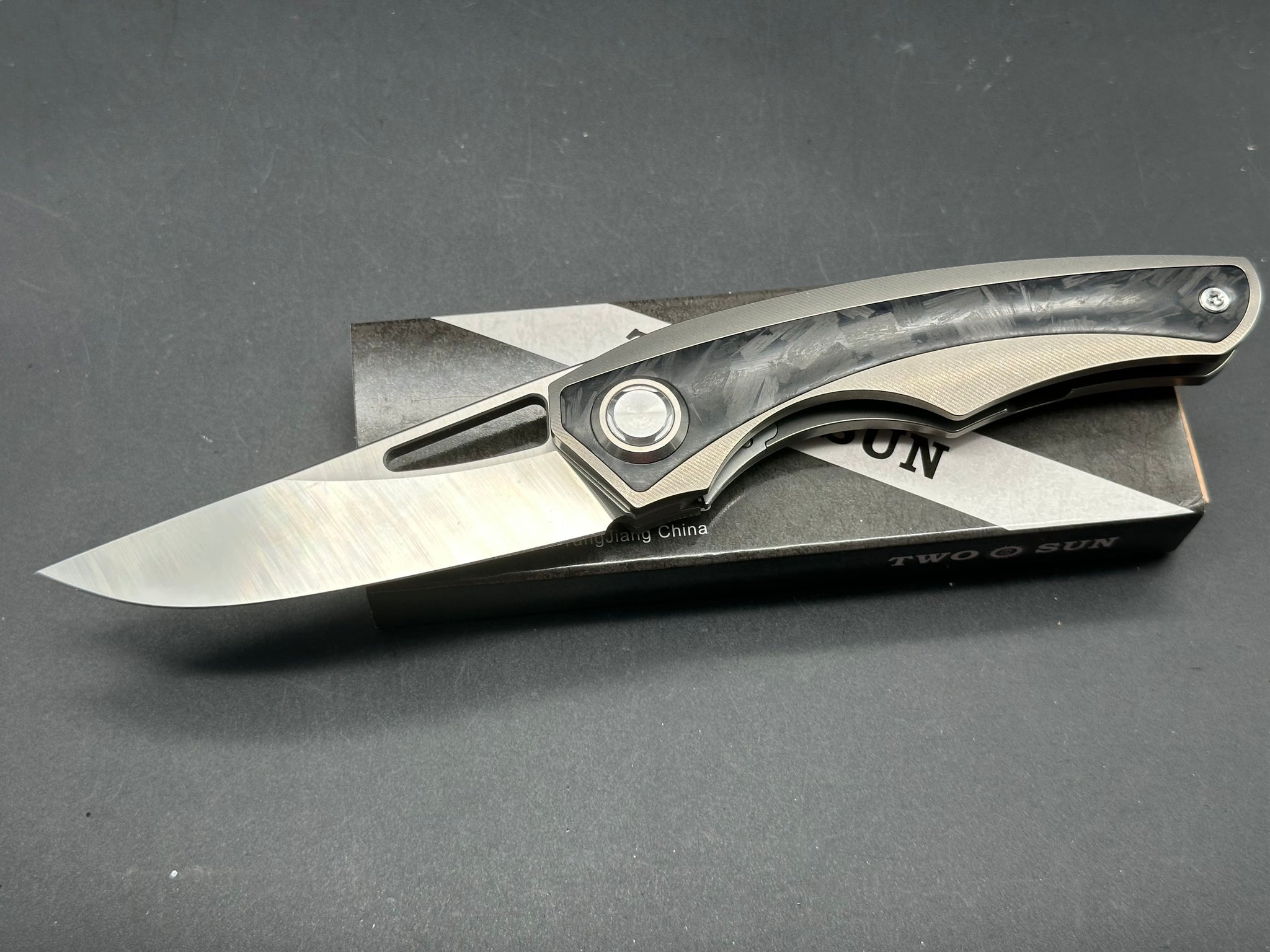 TWOSUN FOLDNIG KNIFE TITANIUM/CARBON FIBER INLAY HANDLE M390 PLAIN EDG