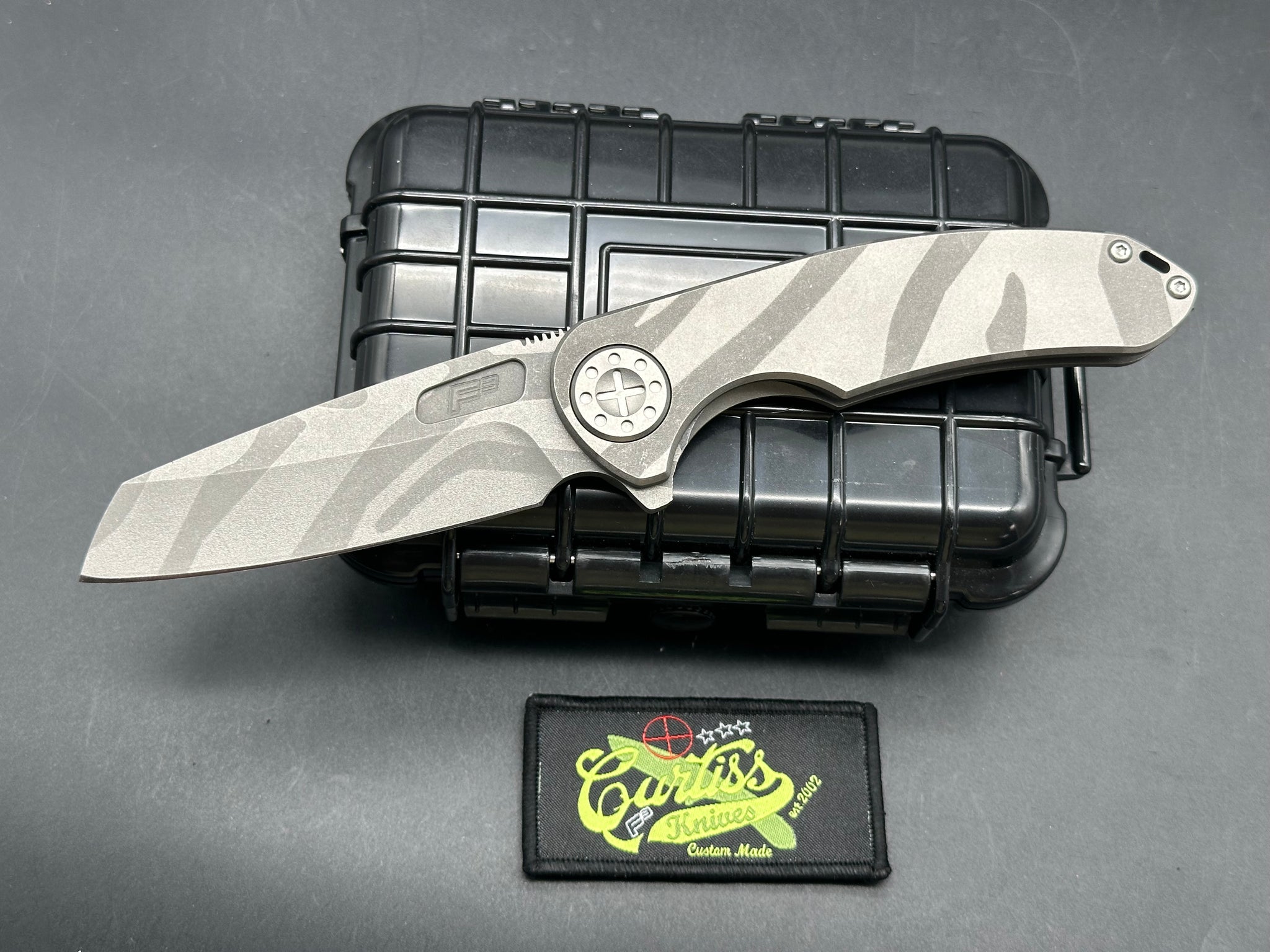 Curtiss Custom Knives Large F3 Wharncliffe Camo Blasted. Magnacut blad