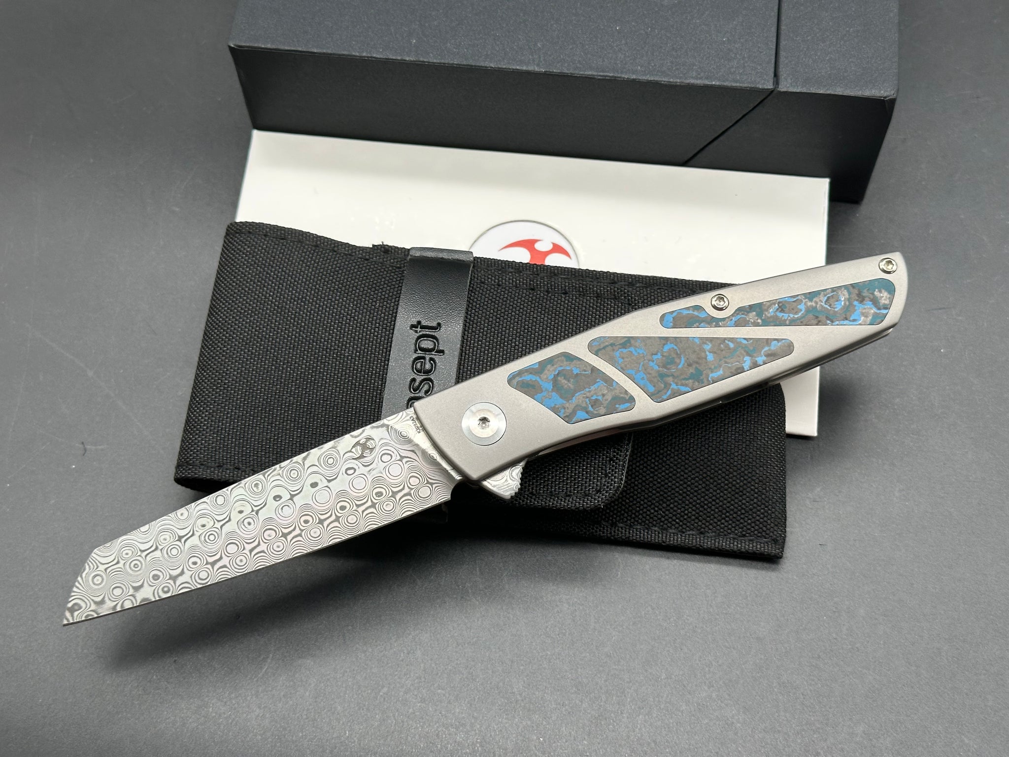 KANSEPT CRU FOLDING KNIFE TITANIUM/ARCTIC STORM FATCARBON HANDLE DAMAS